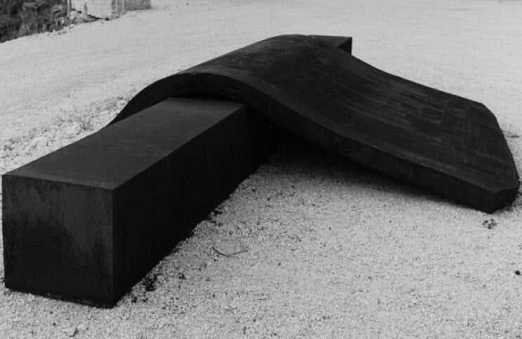 De Kracht van Staal in de Sculpturen van de Late Alf Lechner